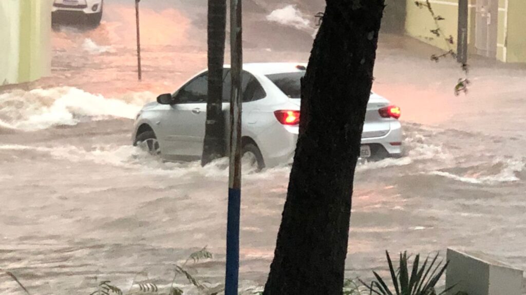 O que fazer se o seu carro for inundado pela chuva? Dicas importantes ...