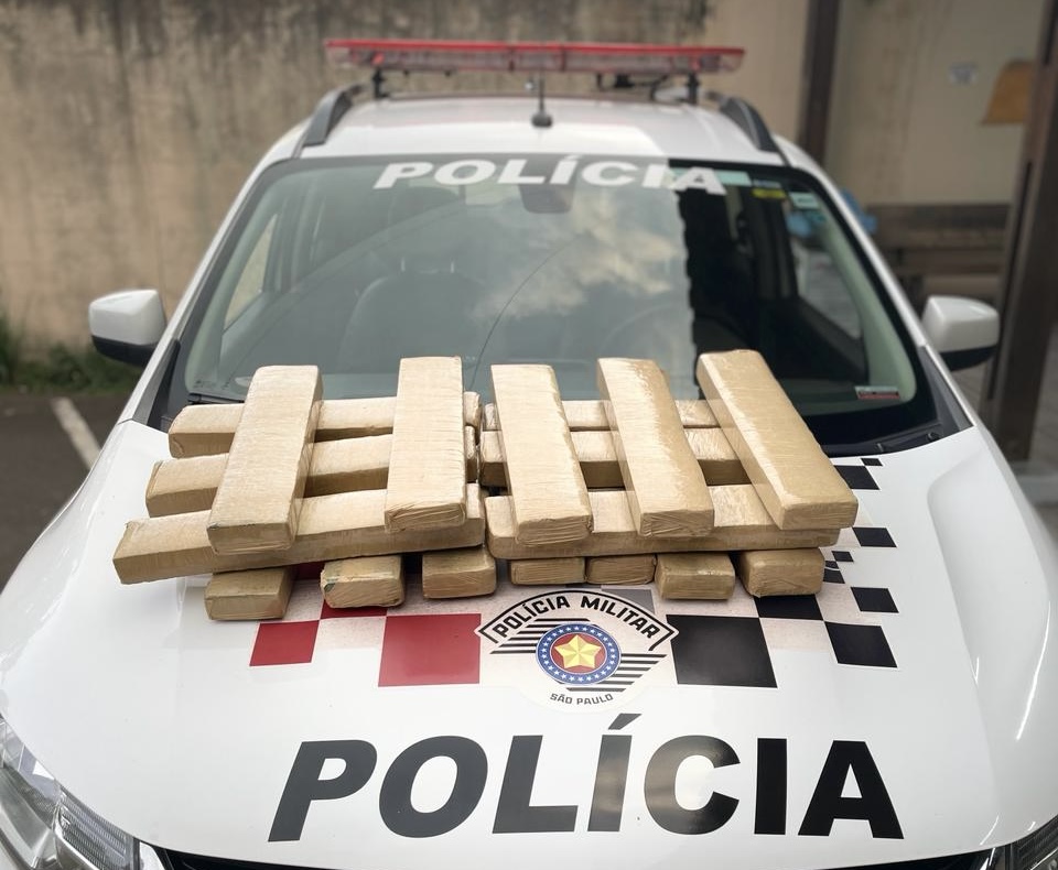 PMs prendem em flagrante dupla com grande quantidade de drogas em Rio ...